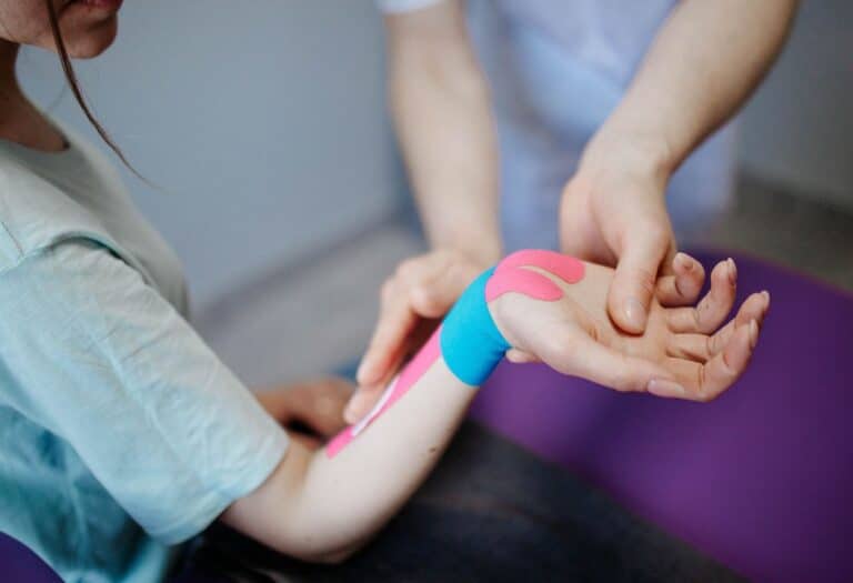 Handgelenk tapen mit einem Kinesiotape